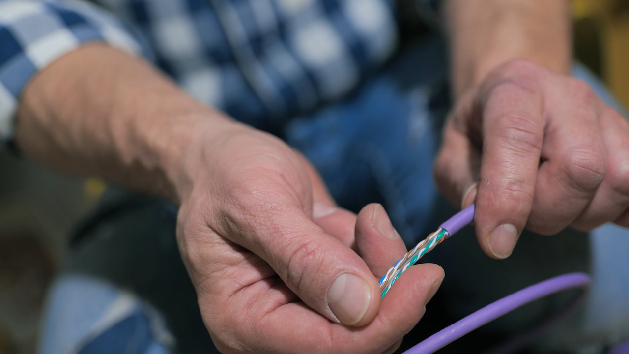 Jak zapojit koncovku datového kabelu | Stream